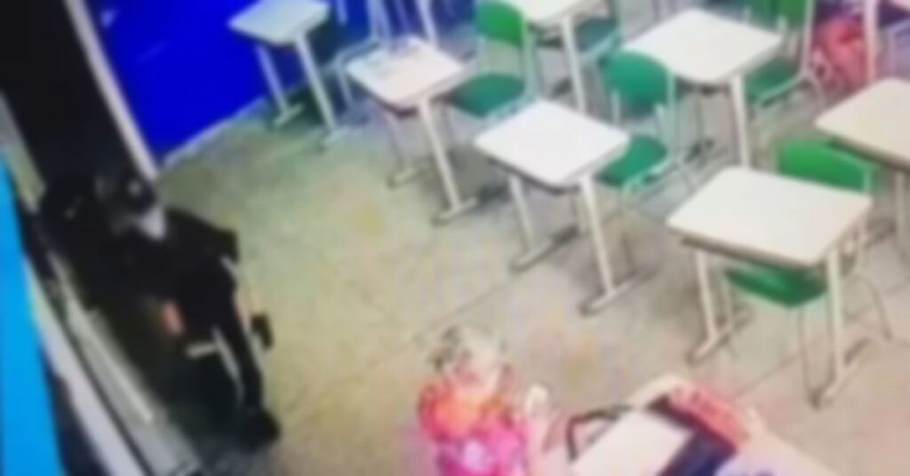 Vídeo flagra exato momento em que aluno ataca professores e alunos ...